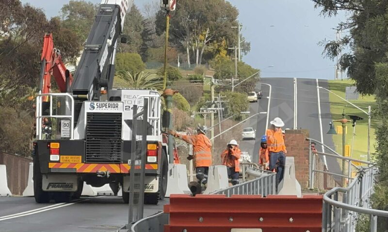 Heritage lamps removed from Junee's Kemp Street bridge
