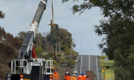Heritage lamps removed from Junee's Kemp Street bridge