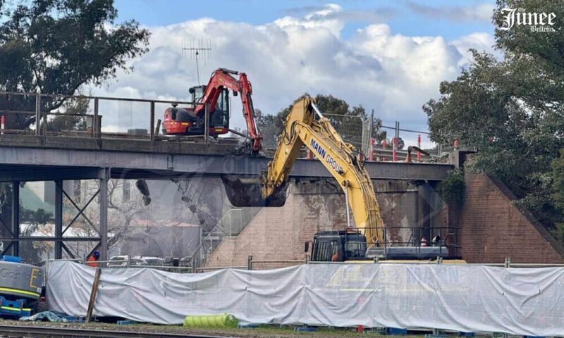 Trains halted as Kemp Street bridge demolition begins